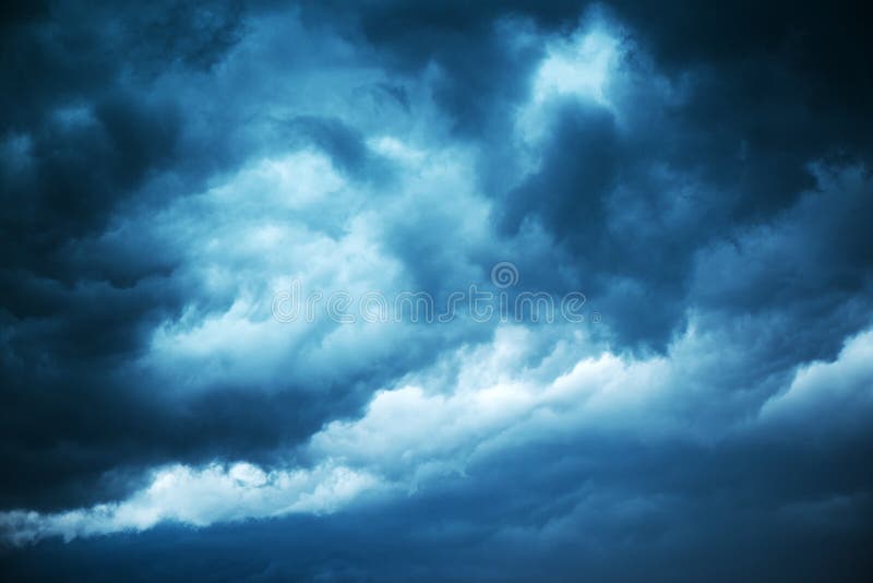 Dunkle Wolken und Regen stockfoto. Bild von unfall, hintergrund - 25889872