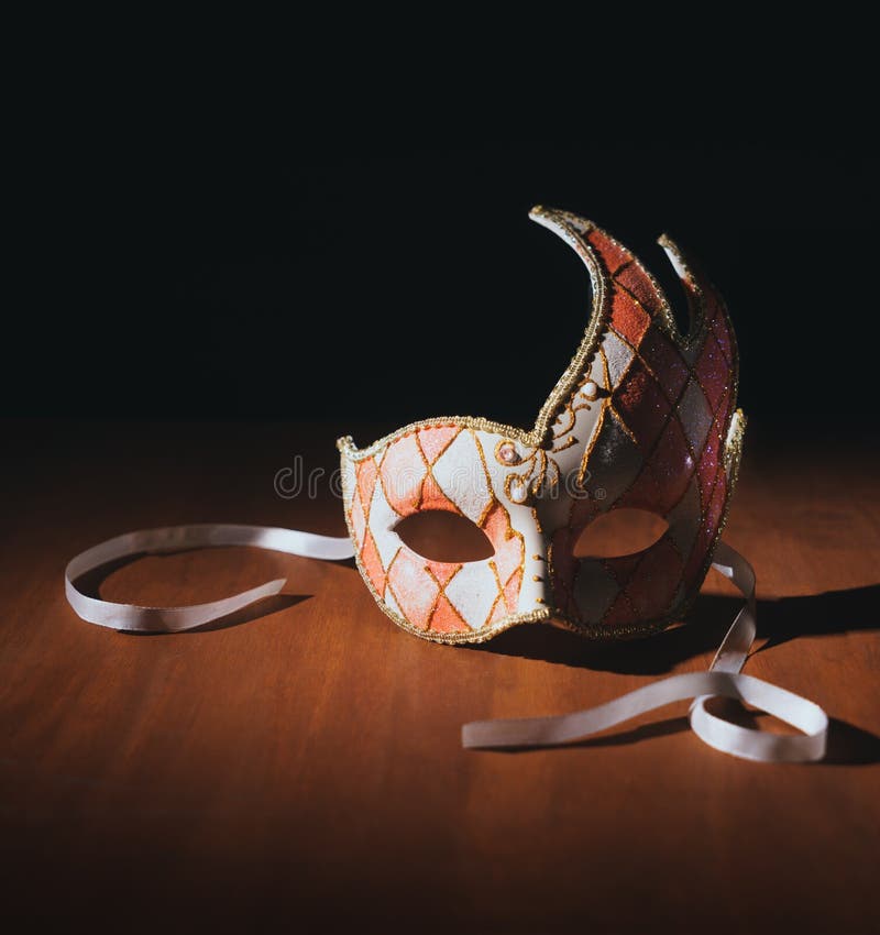 Drastisches Beleuchtetes Bild Einer Venetianischen Maske Stockbild ...