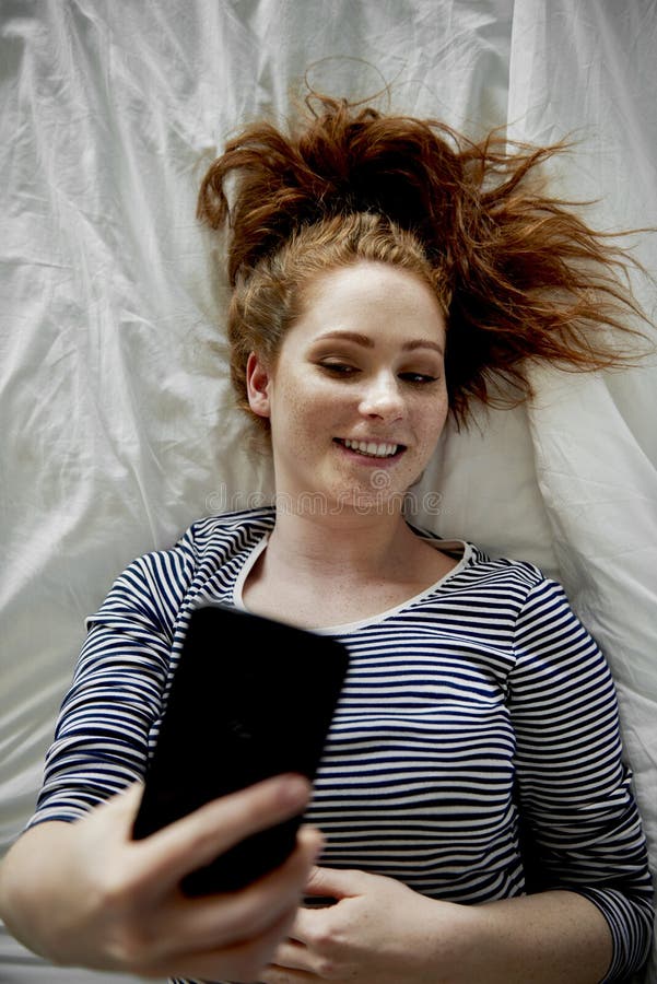 Draufsicht Der Frau Auf Dem Bett Das Ein Selfie Wird Stockbild Bild Von Raum Freizeit 208032861