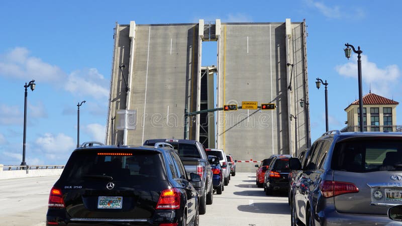Drawbridge in Palm Beach, Florida Editorial Image - Image of river ...