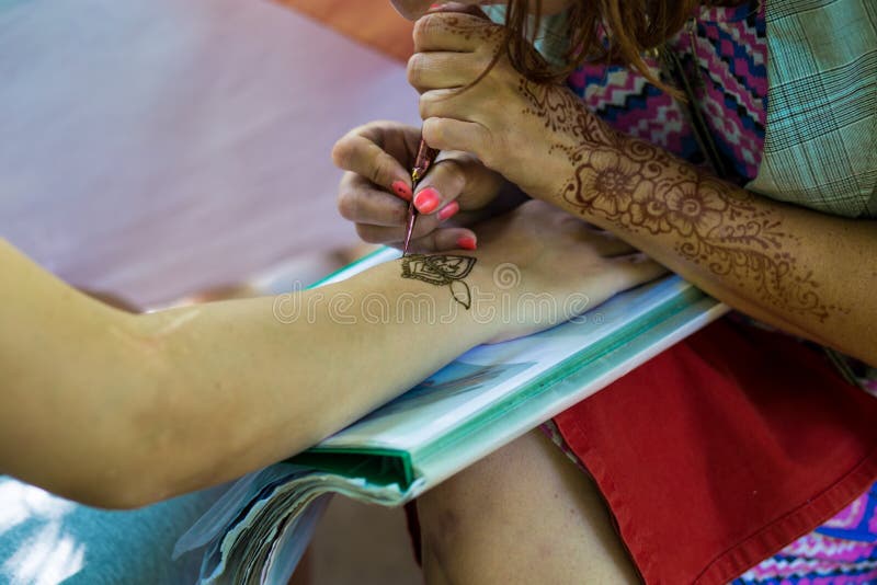 Drawing a Pattern on the Hands of Henna Stock Photo - Image of ...