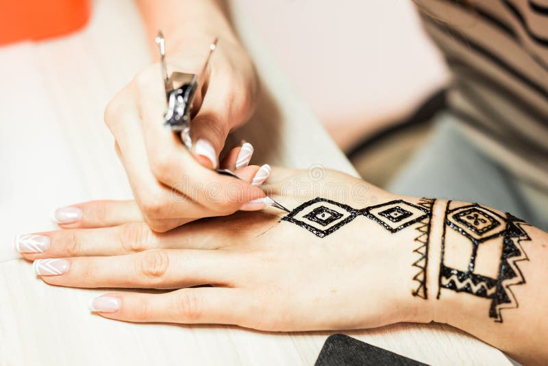 Drawing Process of Henna Menhdi Ornament on Woman S Hand Stock Image ...