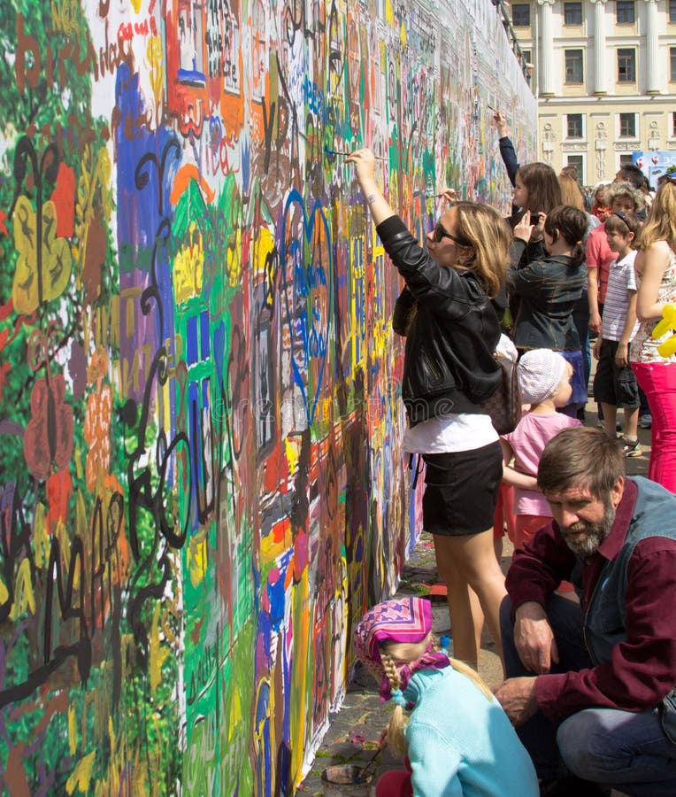 Drawing on a wall editorial stock photo. Image of person - 25022863