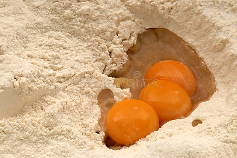 Eidotter im Mehl stockfoto. Bild von mahlzeit, organisch - 30176600