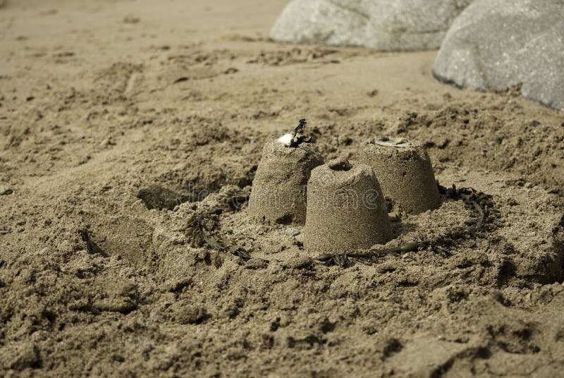 Drei einfaches Sandburg stockfoto. Bild von strand, wasser - 41834012