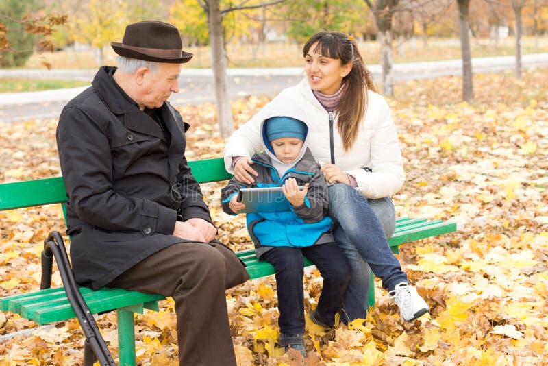 3 Generationen auf Bank stockbild. Bild von schönheit - 69512669