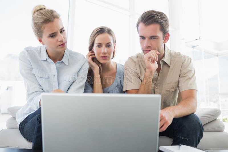 Drei Junge Leute, Die an Computer Arbeiten Stockbild - Bild von ...