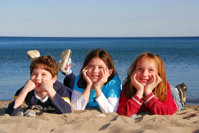 Drei Kinder Liegen Auf Einem Felsen Im Adriatischen Meer Stockfoto ...