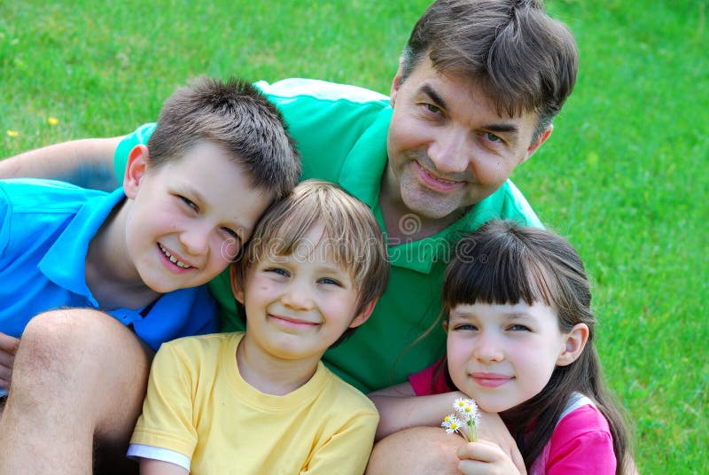 Drei Kinder und ihr Onkel stockfoto. Bild von attraktiv - 2651840