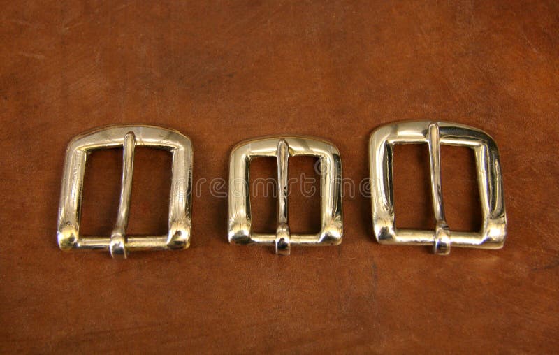 Drei Schnallen auf Leder stockfoto. Bild von zubehör, groß - 2285144