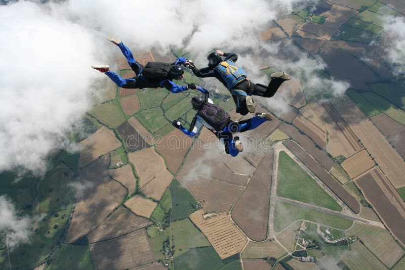 Drei Skydivers Im Freien Fall Stockbild - Bild von gruppe, skydiver ...