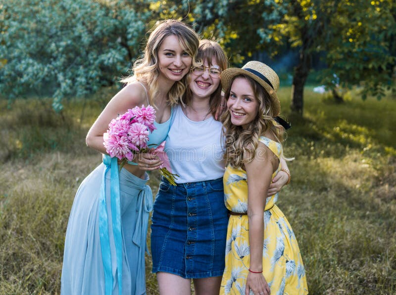 Drei Von Den Freundinnen Im Freien Im Park Oder Im Wald Stockfoto ...
