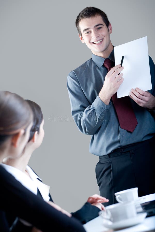 Drei Wirtschaftler an Einer Darstellung Stockfoto - Bild von angebot ...