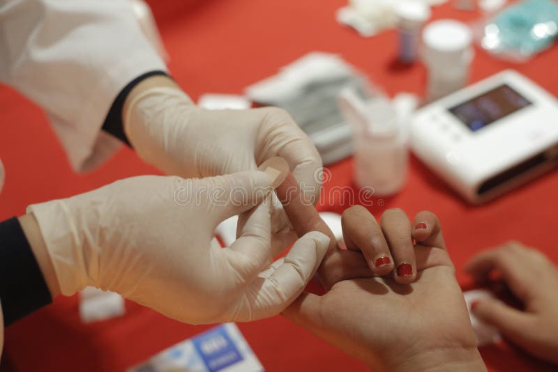 Sangre De La Flebotomía Que Recoge Los Tubos En Una Patología O Un ...