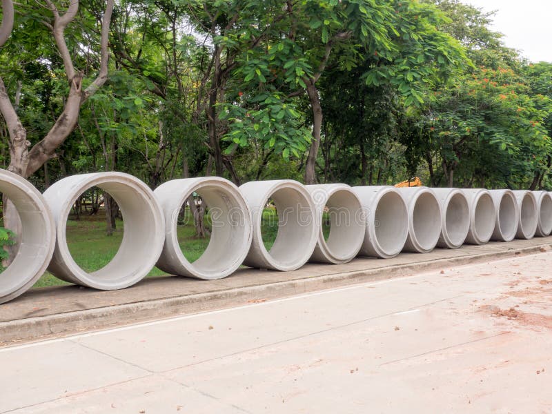 Drene com grande concreto imagem de stock. Imagem de drenagem - 74711119