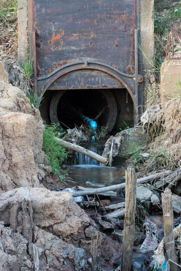 Drene el agua foto de archivo. Imagen de drainpipe, profundamente ...