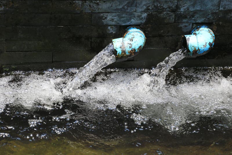Drene En La Pared De Piedra En La Charca Foto de archivo - Imagen de ...