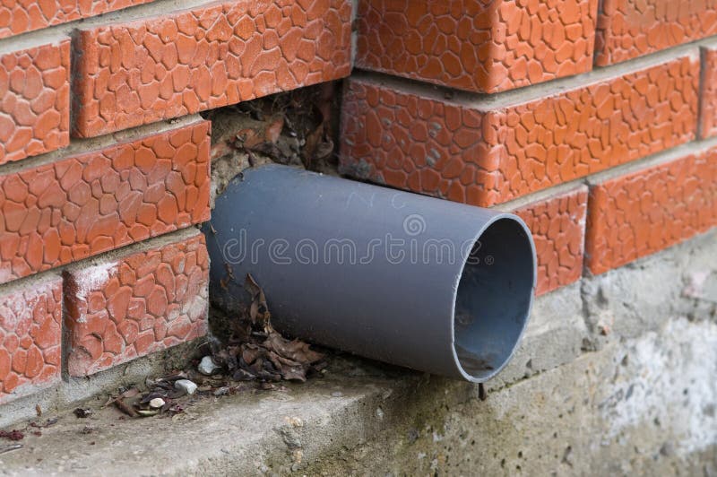 Drene en una cerca. imagen de archivo. Imagen de pared - 8043573