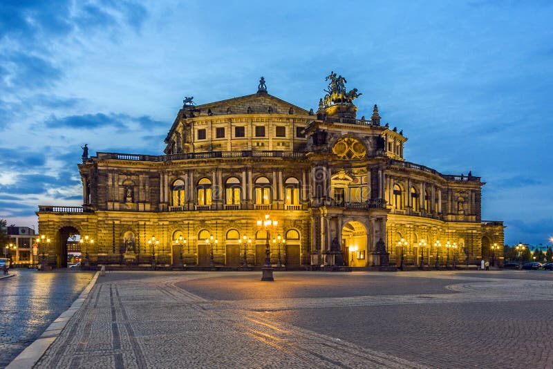 Teatro Dell'opera Di Semper Alla Notte a Dresda; La Germania Fotografia ...