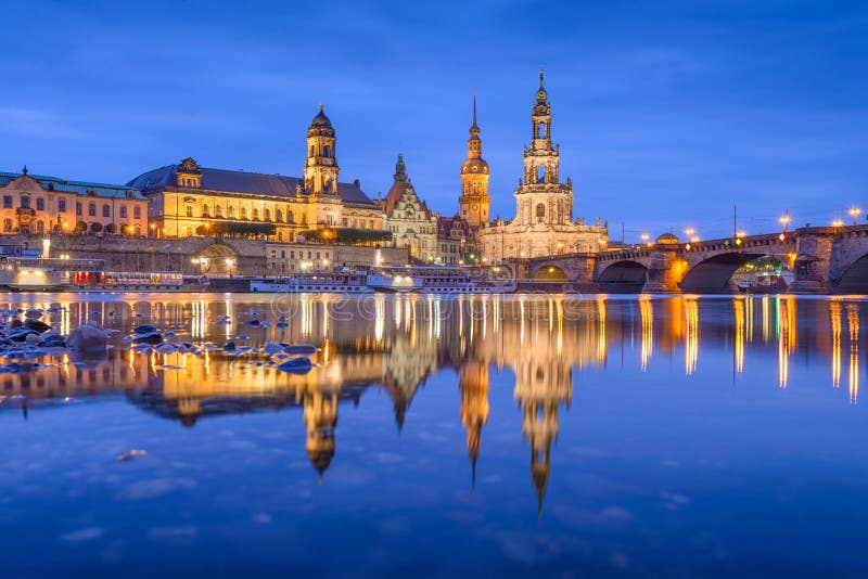 Elba, Río De Europa Central, Terraplén En Magdeburgo Imagen de archivo ...