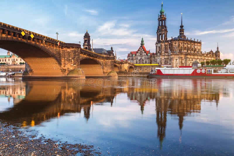Dresden-Stadtskylinepanorama Bei Der Elbe Und Bei Augustus Bridge ...