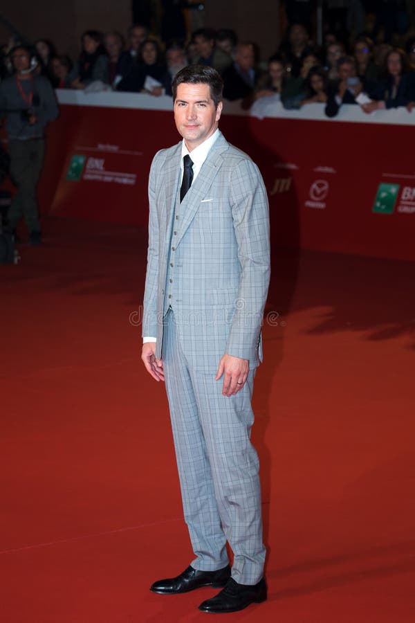 Cailee Spaeny Y Drew Goddard Imagen editorial - Imagen de rojo, molde ...