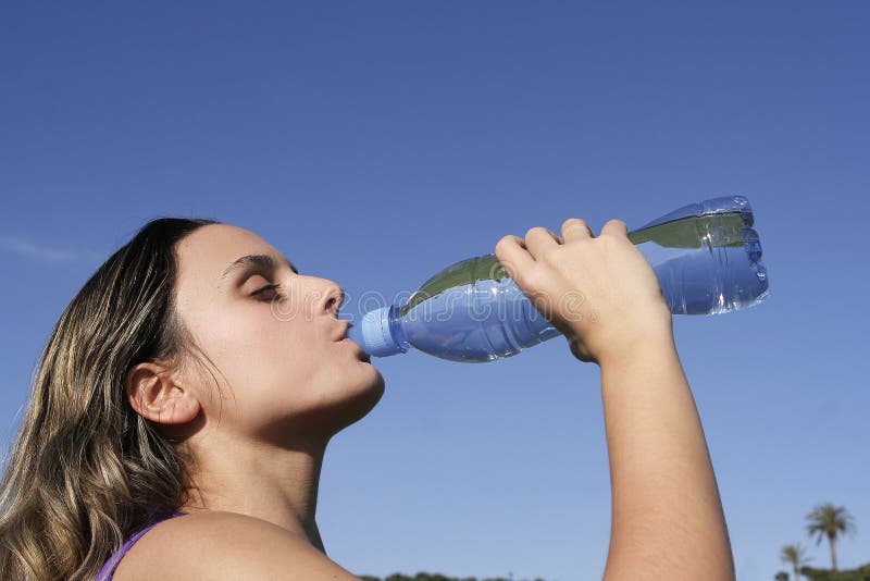 Dricka flicka arkivfoto. Bild av härlig, hydrat, energi - 5620062