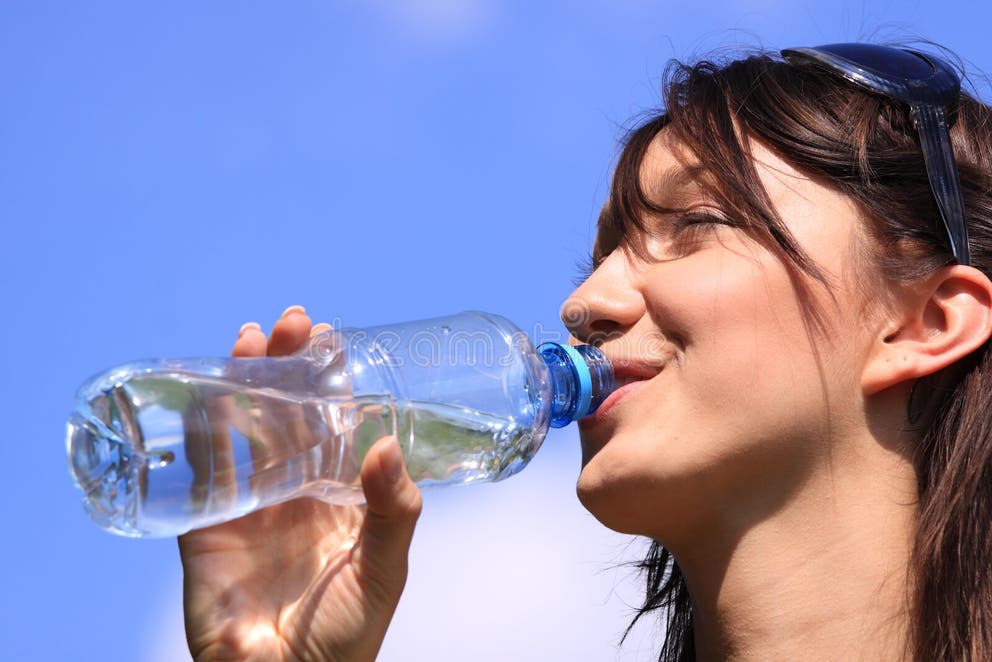 Dricka flickavatten arkivfoto. Bild av person, kropp - 10053778