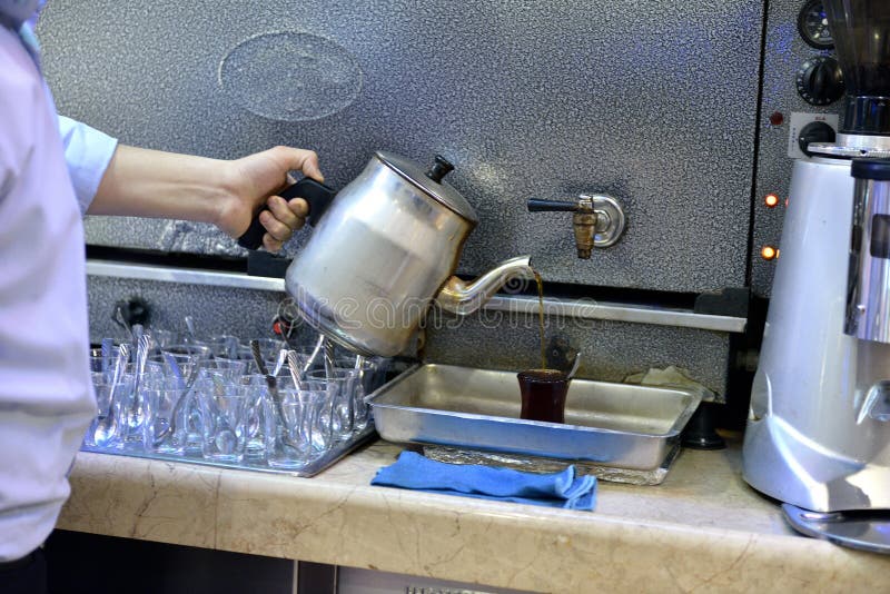 Dricka Traditionellt Turkiskt Te Med Vänner Arkivfoto - Bild av ...