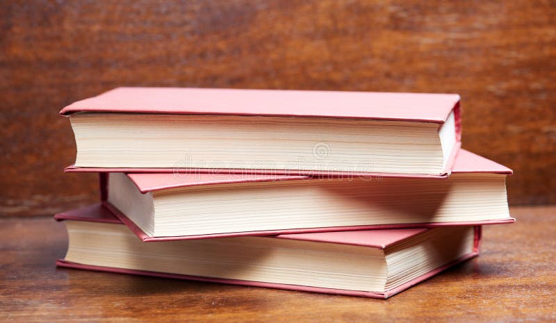 Drie boeken op lijst stock afbeelding. Image of studie - 65546229