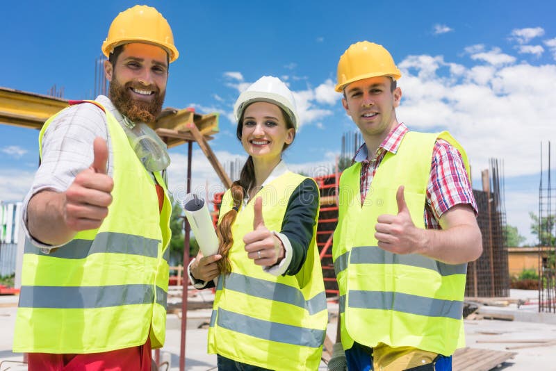 Drie Collega's in Bouwteam Het Tonen Beduimelt Omhoog Stock Foto ...