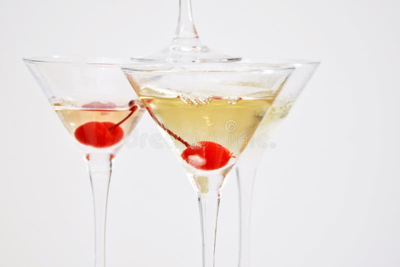Drie Die Martini-glazen, Met Champagne Met Kersen En Vloeibare Stikstof ... Drie Die Martini-glazen, Met Champagne Met Kersen En Vloeibare Stikstof ...