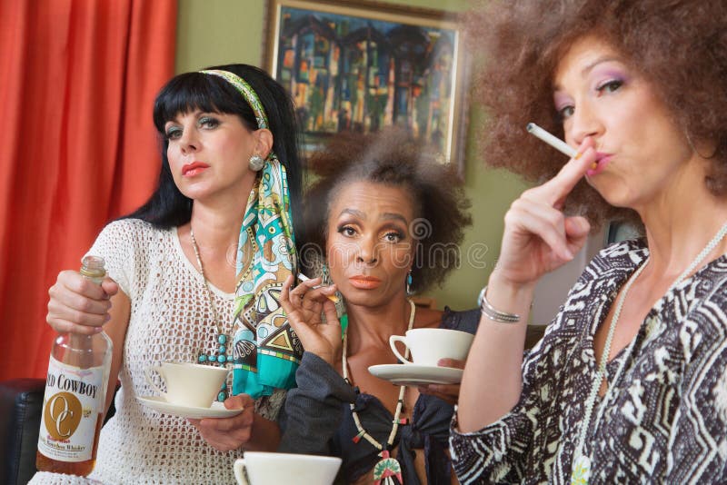 Drie En Vrouwen Die Drinken Roken Stock Afbeelding - Image of drinken ...