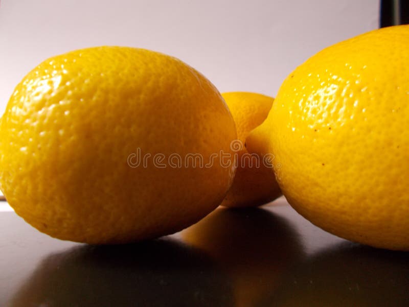 Drie Gele Citroenen stock afbeelding. Image of achter - 121505355