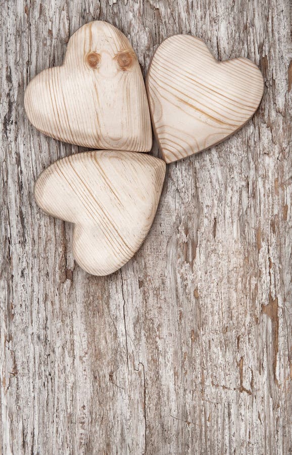 Drie Houten Harten Op Het Oude Hout Stock Foto - Image of ontwerp ...
