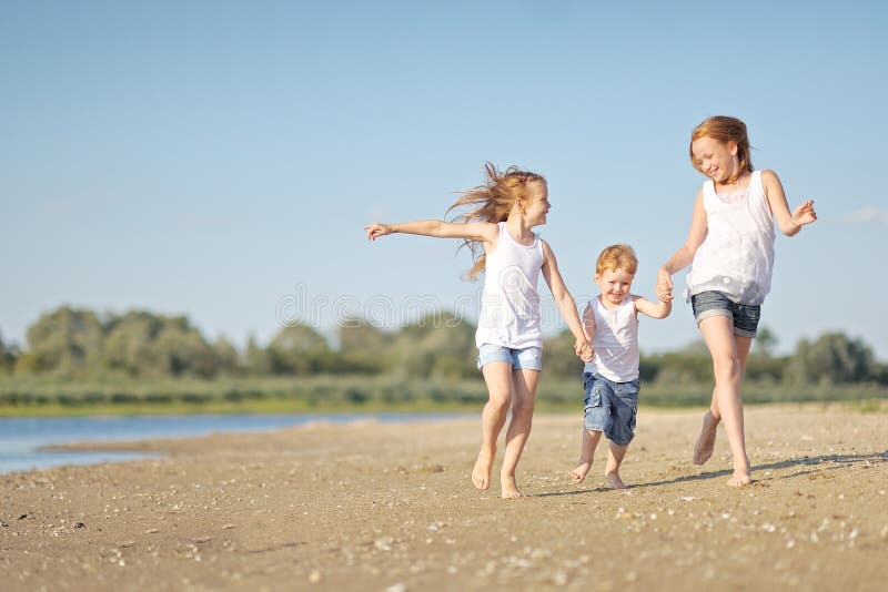 Drie Kinderen Die Op Strand Spelen Stock Foto - Image of actie, buiten ...