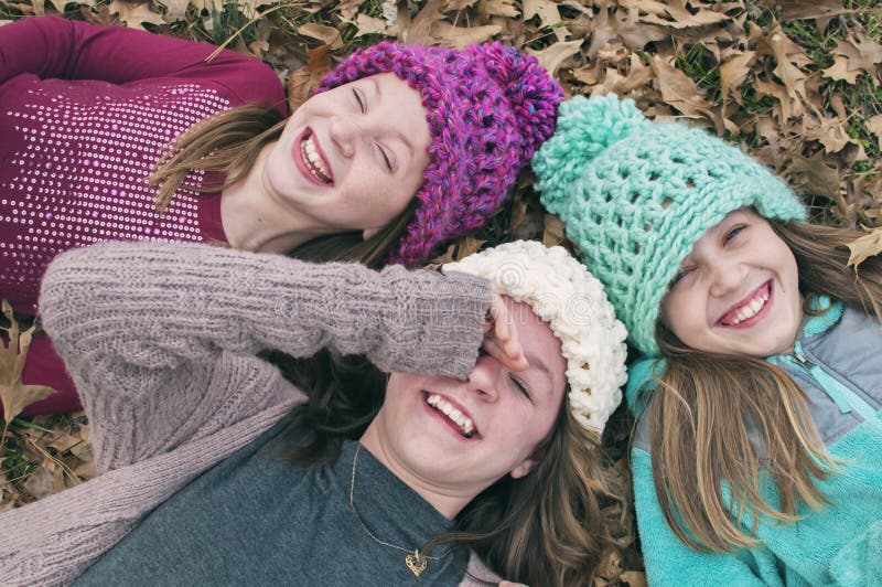 Drie Zusters Die Gehaakte Hoeden Dragen Stock Afbeelding - Image of ...