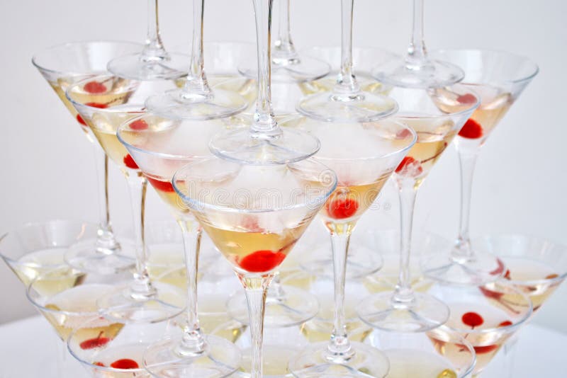 Driehoekige Die Martini-glazen, Met Champagne Met Kersen En Vloeibare ... Driehoekige Die Martini-glazen, Met Champagne Met Kersen En Vloeibare ...