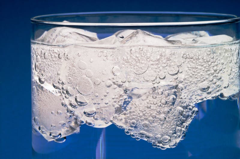 Drijvend ijs in water stock afbeelding. Image of koude - 2385559