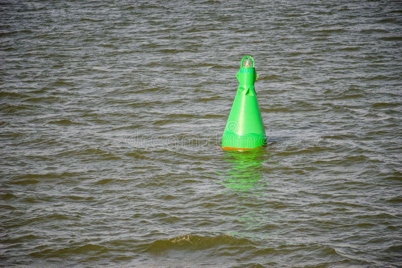 De Groene Boei Op Het Water Stock Foto - Afbeelding bestaande uit ...