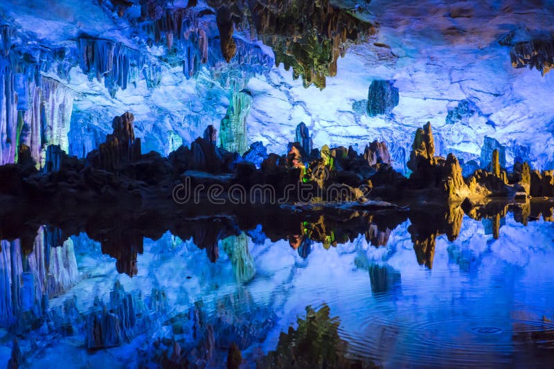 China Dripstone Höhlenreedflötenhöhle Ludi Yan Guilin Guangxi. «Blue ...
