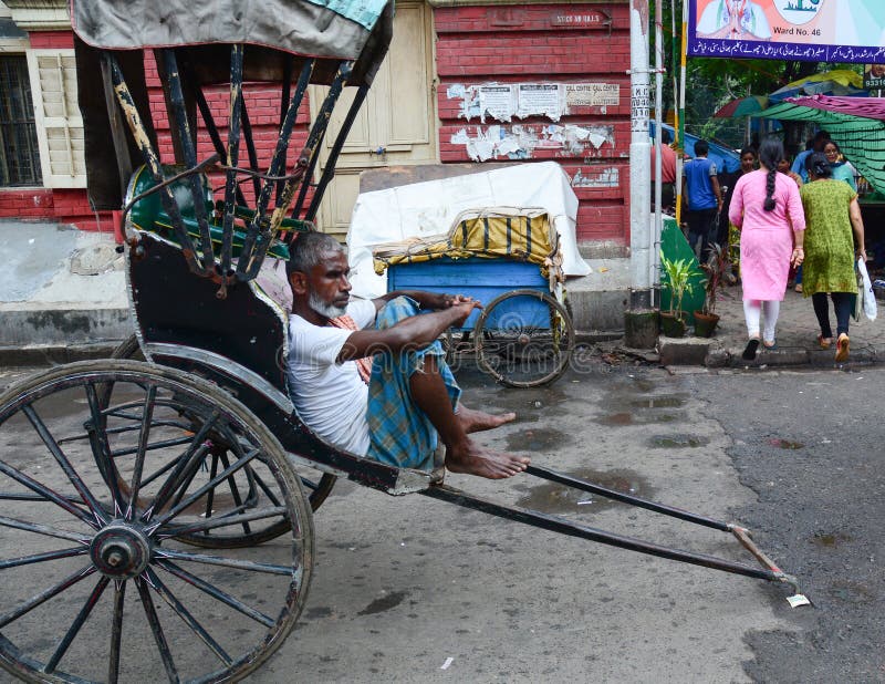 Driver Che Lavora in Calcutta, India Del Risciò Fotografia Editoriale ...