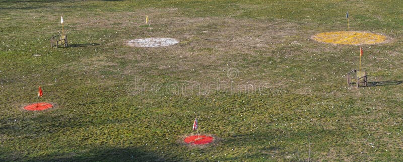 Driving Range Vazio Com Centenas De Bolas De Golfe Imagem de Stock ...