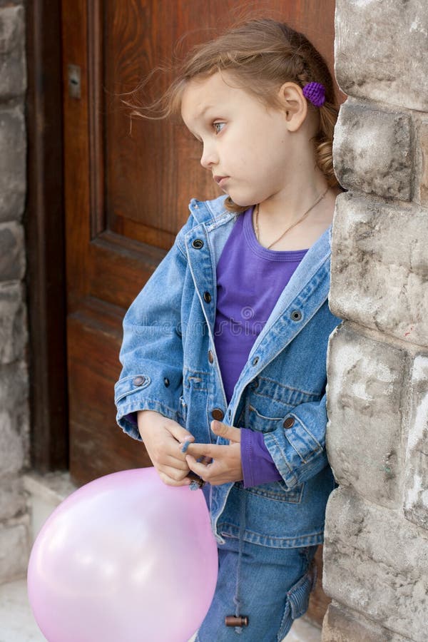 Humeurig meisje stock afbeelding. Image of ernstig, kinderjaren - 22478499