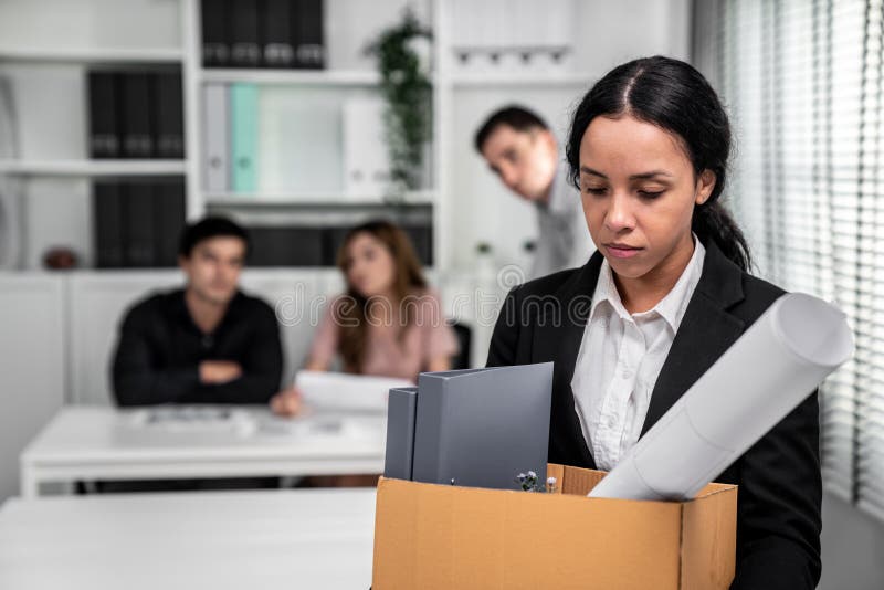 Droevige Werknemer Die Haar Bezittingen Inpakt Nadat Hij Ontslagen is ... Droevige Werknemer Die Haar Bezittingen Inpakt Nadat Hij Ontslagen is ...