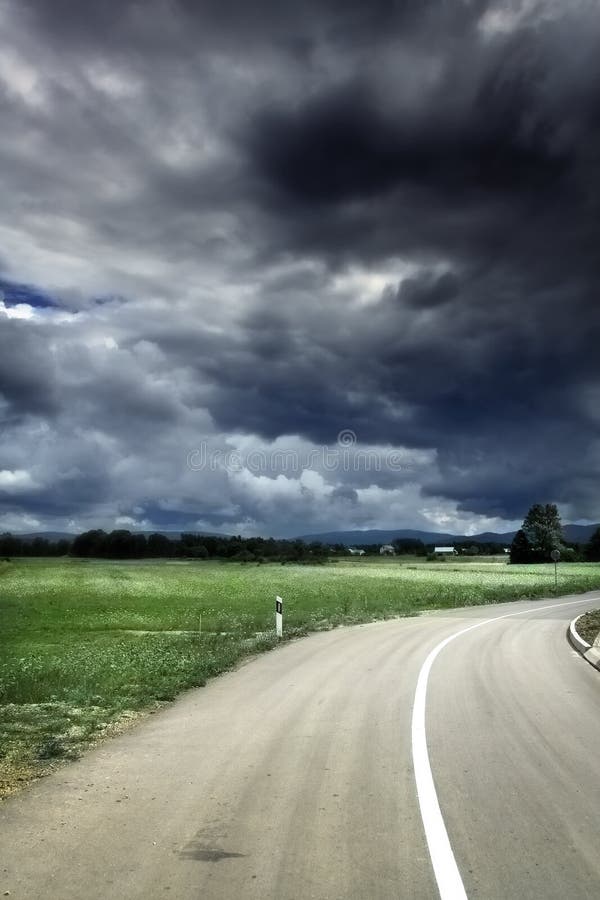 Droga obraz stock. Obraz złożonej z chmury, prosty, ograniczenie - 3338239