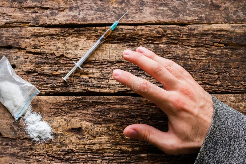 Drogadicto Que Sostiene La Jeringuilla Imagen de archivo - Imagen de ...