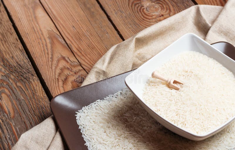 Droge rijst in een kom stock afbeelding. Image of vers - 58515241
