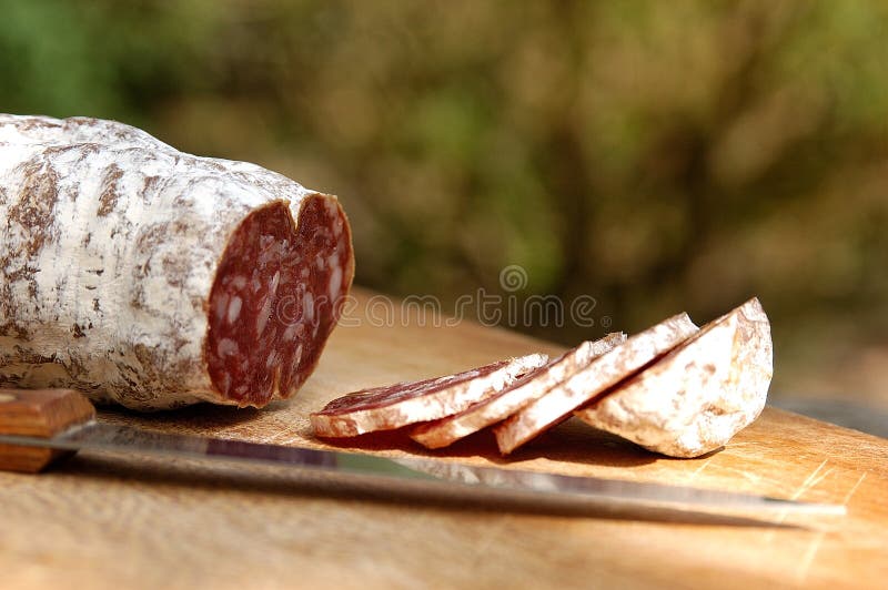 Droge Worst En Rauwe Groenten Met Romige Onderdompeling Stock Foto ...