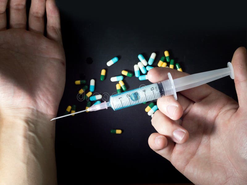 Injection D'une Drogue Dans Une Veine Photo stock - Image du inquiétude ...